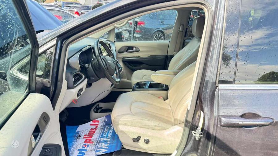 Grey Chrysler Pacifica 2021 in Ukmerge, with an engine capacity of 3.61 L and mileage of 111 thousand km for 7999 €, photo 13 on AUTOMOTO.COM.LV