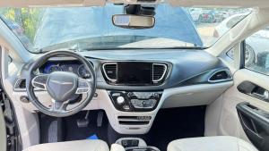 Grey Chrysler Pacifica 2021 in Ukmerge, with an engine capacity of 3.61 L and mileage of 111 thousand km for 7999 €, photo 18 on AUTOMOTO.COM.LV