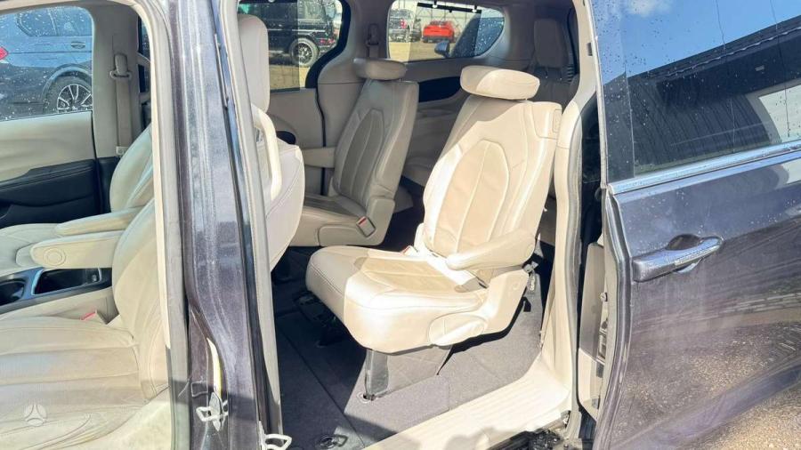 Grey Chrysler Pacifica 2021 in Ukmerge, with an engine capacity of 3.61 L and mileage of 111 thousand km for 7999 €, photo 19 on AUTOMOTO.COM.LV