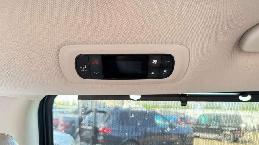 Grey Chrysler Pacifica 2021 in Ukmerge, with an engine capacity of 3.61 L and mileage of 111 thousand km for 7999 €, photo 21 on AUTOMOTO.COM.LV