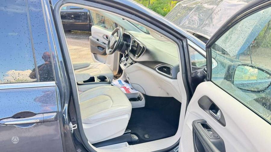Grey Chrysler Pacifica 2021 in Ukmerge, with an engine capacity of 3.61 L and mileage of 111 thousand km for 7999 €, photo 22 on AUTOMOTO.COM.LV