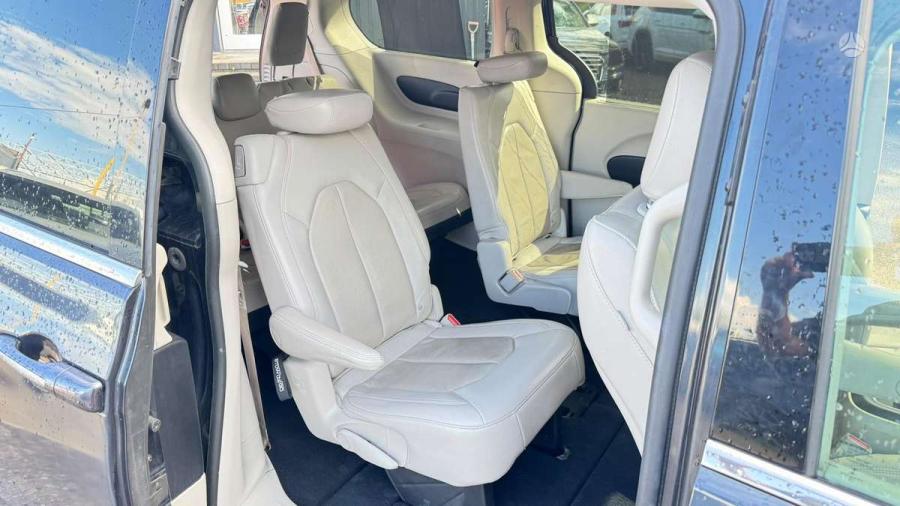 Grey Chrysler Pacifica 2021 in Ukmerge, with an engine capacity of 3.61 L and mileage of 111 thousand km for 7999 €, photo 23 on AUTOMOTO.COM.LV
