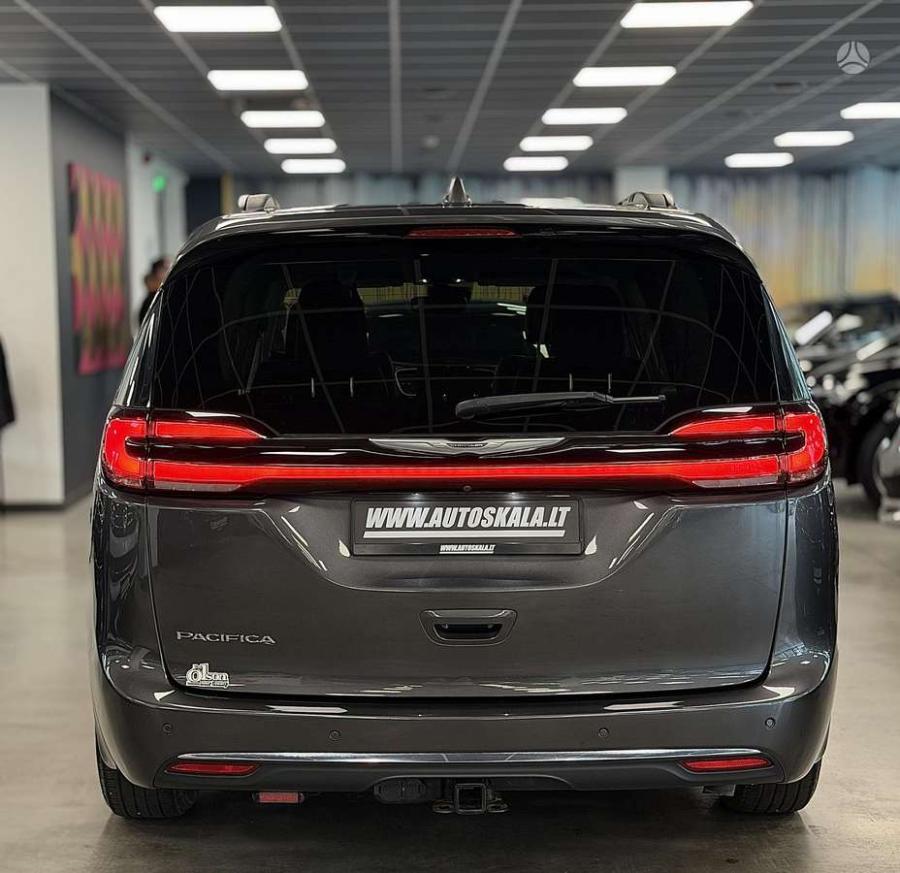 Pelēks Chrysler Pacifica 2021 Klaipėda, ar dzinēja tilpumu 3.61 L un nobraukumu 129 tūkst. km par 22500 €, foto 3 vietnē AUTOMOTO.COM.LV