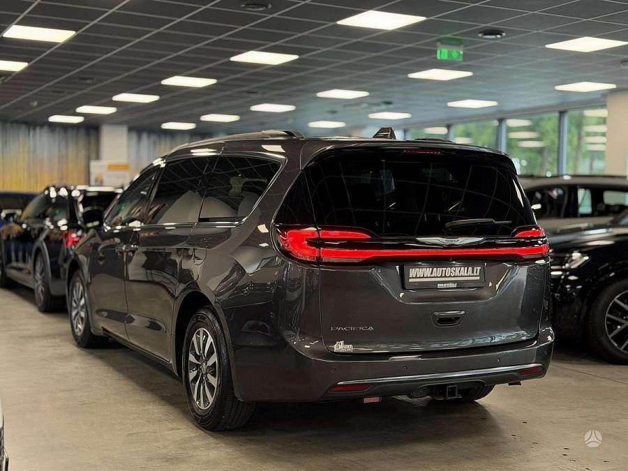 Pelēks Chrysler Pacifica 2021 Klaipėda, ar dzinēja tilpumu 3.61 L un nobraukumu 129 tūkst. km par 22500 €, foto 4 vietnē AUTOMOTO.COM.LV