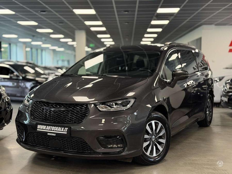 Pelēks Chrysler Pacifica 2021 Klaipėda, ar dzinēja tilpumu 3.61 L un nobraukumu 129 tūkst. km par 22500 €, foto 5 vietnē AUTOMOTO.COM.LV