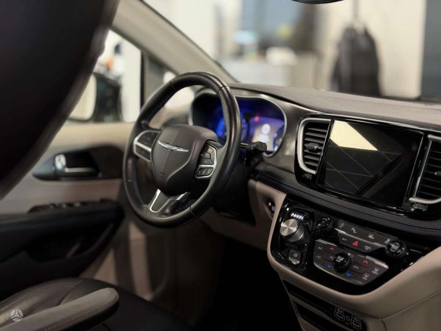 Pelēks Chrysler Pacifica 2021 Klaipėda, ar dzinēja tilpumu 3.61 L un nobraukumu 129 tūkst. km par 22500 €, foto 18 vietnē AUTOMOTO.COM.LV