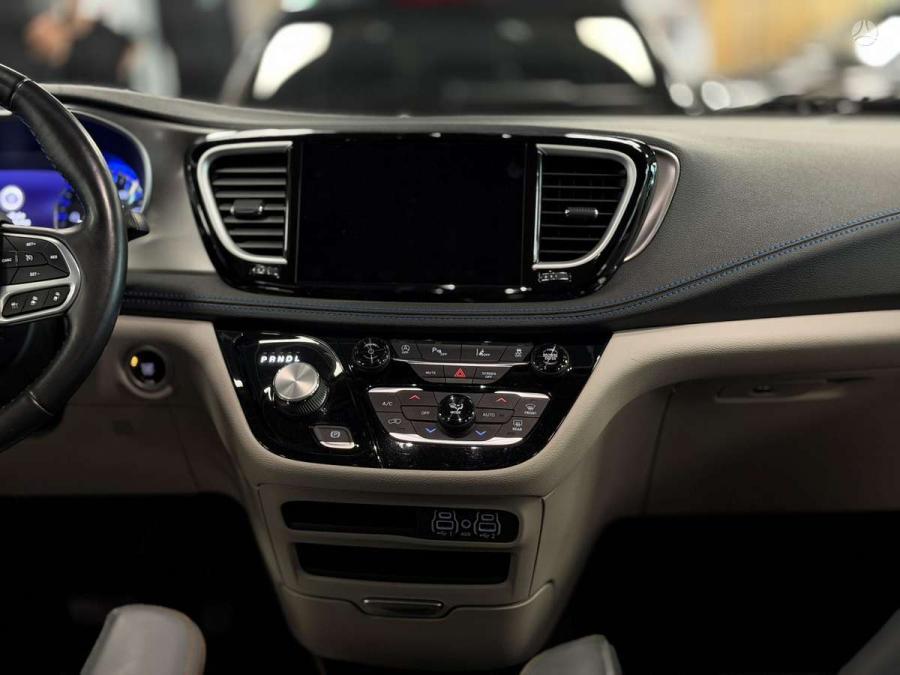 Pelēks Chrysler Pacifica 2021 Klaipėda, ar dzinēja tilpumu 3.61 L un nobraukumu 129 tūkst. km par 22500 €, foto 21 vietnē AUTOMOTO.COM.LV