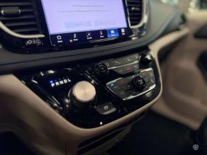 Pelēks Chrysler Pacifica 2021 Klaipėda, ar dzinēja tilpumu 3.61 L un nobraukumu 129 tūkst. km par 22500 €, foto 24 vietnē AUTOMOTO.COM.LV