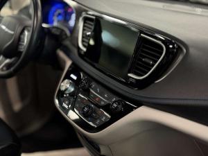 Pelēks Chrysler Pacifica 2021 Klaipėda, ar dzinēja tilpumu 3.61 L un nobraukumu 129 tūkst. km par 22500 €, foto 25 vietnē AUTOMOTO.COM.LV