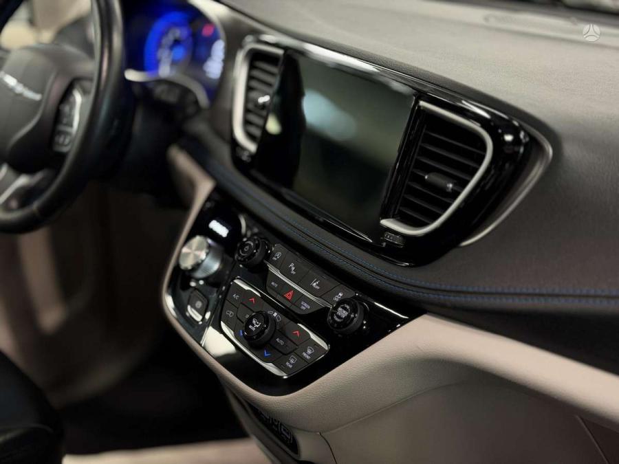 Pelēks Chrysler Pacifica 2021 Klaipėda, ar dzinēja tilpumu 3.61 L un nobraukumu 129 tūkst. km par 22500 €, foto 25 vietnē AUTOMOTO.COM.LV