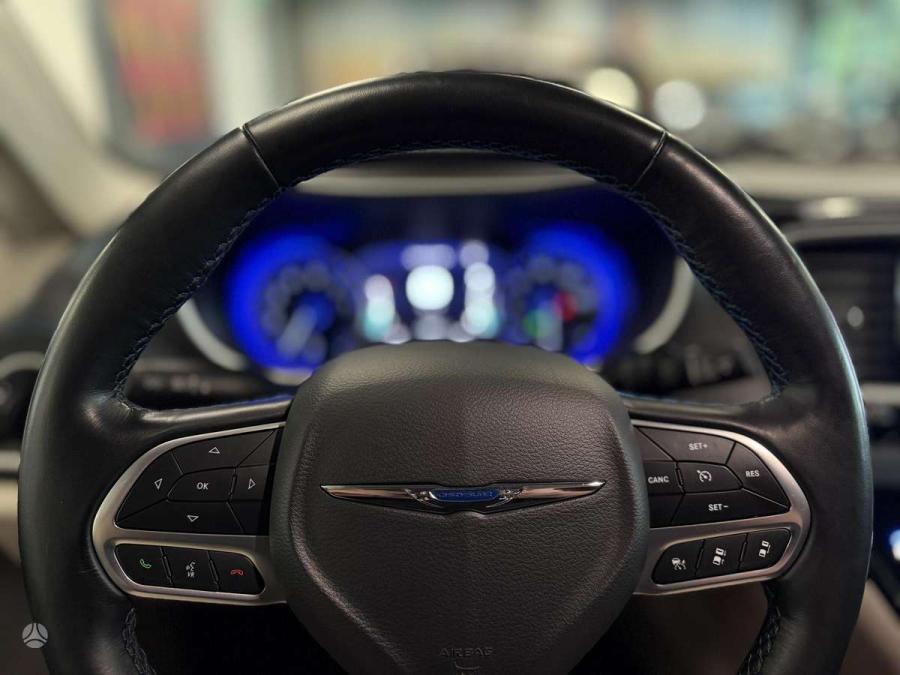 Pelēks Chrysler Pacifica 2021 Klaipėda, ar dzinēja tilpumu 3.61 L un nobraukumu 129 tūkst. km par 22500 €, foto 26 vietnē AUTOMOTO.COM.LV
