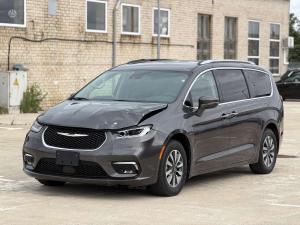 Pelēks Chrysler Pacifica 2021 Šauļi, ar dzinēja tilpumu 3.61 L un nobraukumu 140 tūkst. km par 11900 €, foto  vietnē AUTOMOTO.COM.LV