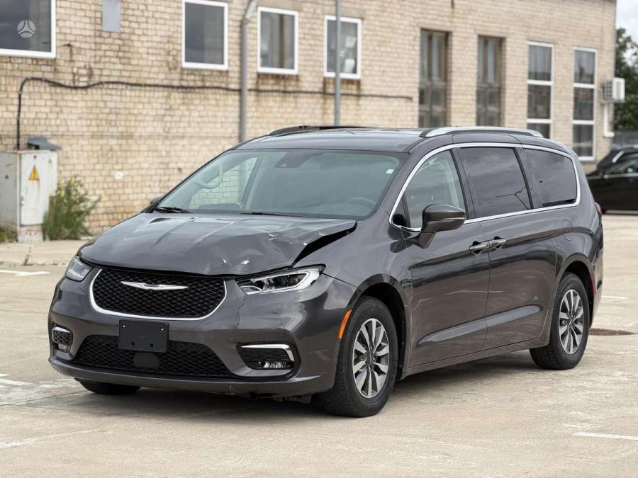 Pelēks Chrysler Pacifica 2021 Šauļi, ar dzinēja tilpumu 3.61 L un nobraukumu 140 tūkst. km par 11900 €, foto 1 vietnē AUTOMOTO.COM.LV