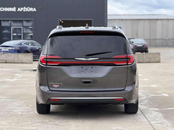 Grey Chrysler Pacifica 2021 in Siauliai, with an engine capacity of 3.61 L and mileage of 140 thousand km for 11900 €, photo 5 on AUTOMOTO.COM.LV