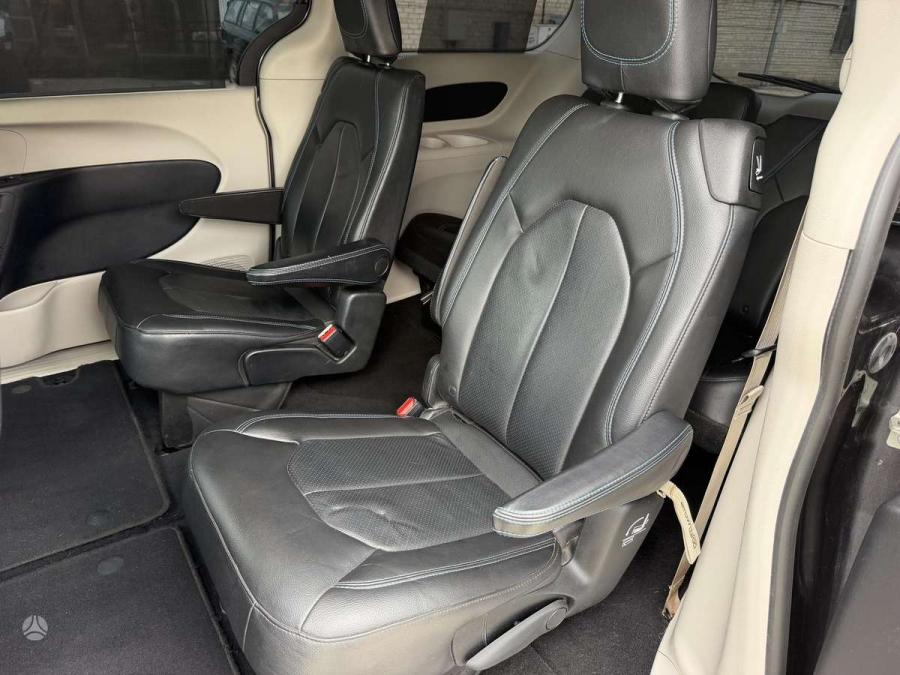 Pelēks Chrysler Pacifica 2021 Šauļi, ar dzinēja tilpumu 3.61 L un nobraukumu 140 tūkst. km par 11900 €, foto 16 vietnē AUTOMOTO.COM.LV