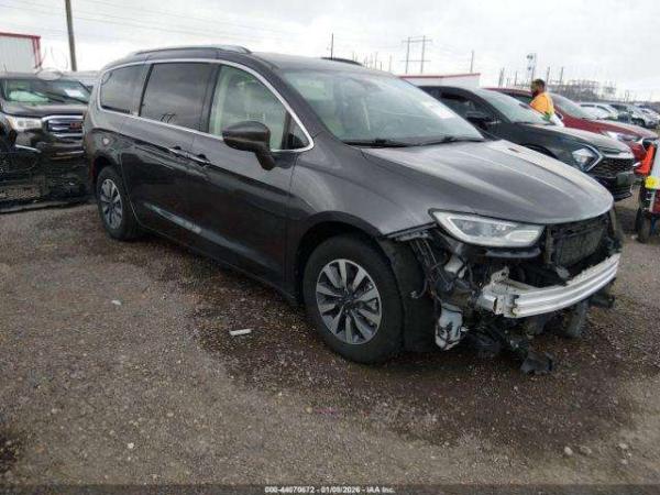 Pelēks Chrysler Pacifica 2021 Klaipėda, ar dzinēja tilpumu 3.61 L un nobraukumu 171 tūkst. km par 14300 €, foto  vietnē AUTOMOTO.COM.LV