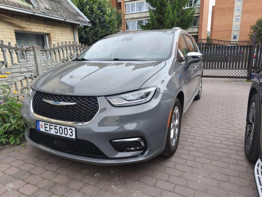 Grey Chrysler Pacifica 2021 in Siauliai, with an engine capacity of 3.61 L and mileage of 120 thousand km for 26000 €, photo 1 on AUTOMOTO.COM.LV