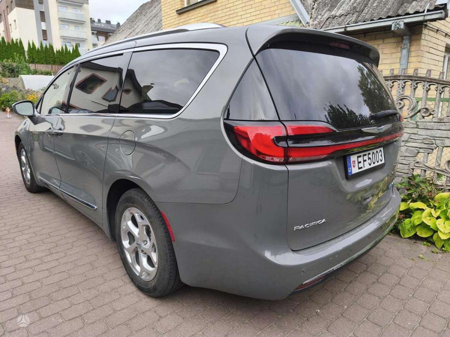 Grey Chrysler Pacifica 2021 in Siauliai, with an engine capacity of 3.61 L and mileage of 120 thousand km for 26000 €, photo 3 on AUTOMOTO.COM.LV