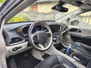 Grey Chrysler Pacifica 2021 in Siauliai, with an engine capacity of 3.61 L and mileage of 120 thousand km for 26000 €, photo 4 on AUTOMOTO.COM.LV