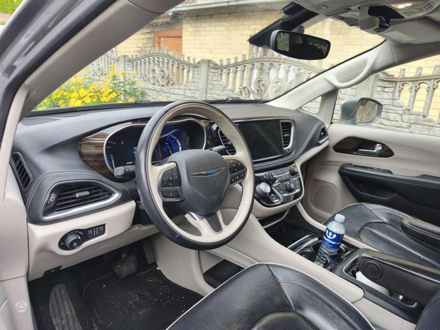 Grey Chrysler Pacifica 2021 in Siauliai, with an engine capacity of 3.61 L and mileage of 120 thousand km for 26000 €, photo 4 on AUTOMOTO.COM.LV