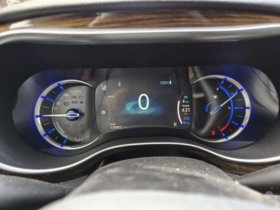 Grey Chrysler Pacifica 2021 in Siauliai, with an engine capacity of 3.61 L and mileage of 120 thousand km for 26000 €, photo 5 on AUTOMOTO.COM.LV