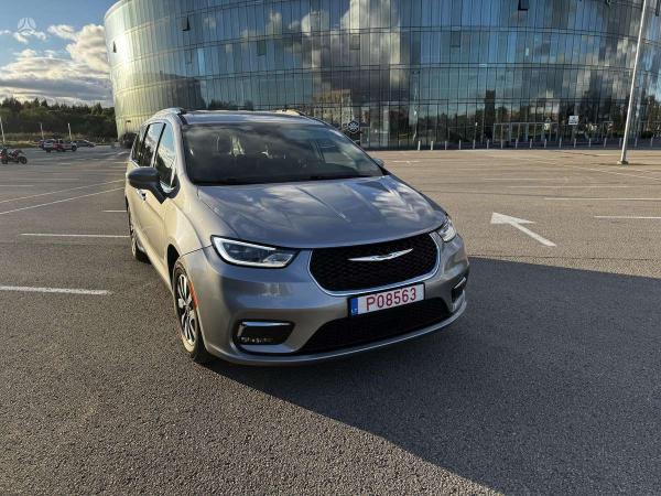 Grey Chrysler Pacifica 2021 in Siauliai, with an engine capacity of 3.61 L and mileage of 163 thousand km for 16900 €, photo 1 on AUTOMOTO.COM.LV