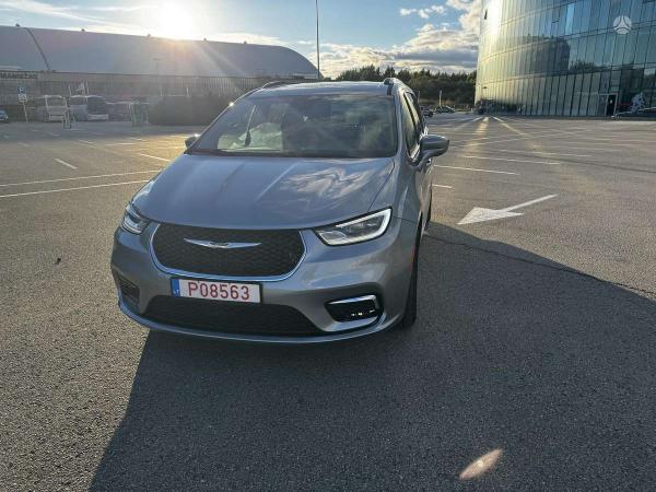 Grey Chrysler Pacifica 2021 in Siauliai, with an engine capacity of 3.61 L and mileage of 163 thousand km for 16900 €, photo 3 on AUTOMOTO.COM.LV