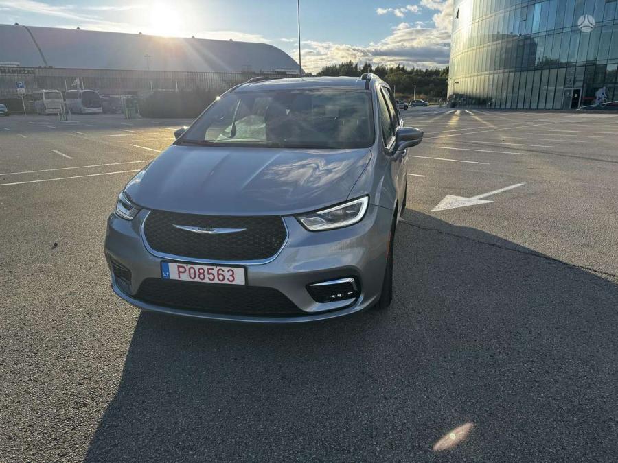 Grey Chrysler Pacifica 2021 in Siauliai, with an engine capacity of 3.61 L and mileage of 163 thousand km for 16900 €, photo 3 on AUTOMOTO.COM.LV