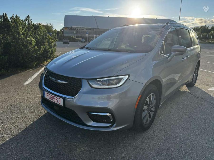 Grey Chrysler Pacifica 2021 in Siauliai, with an engine capacity of 3.61 L and mileage of 163 thousand km for 16900 €, photo 4 on AUTOMOTO.COM.LV