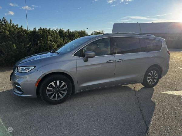 Grey Chrysler Pacifica 2021 in Siauliai, with an engine capacity of 3.61 L and mileage of 163 thousand km for 16900 €, photo 5 on AUTOMOTO.COM.LV