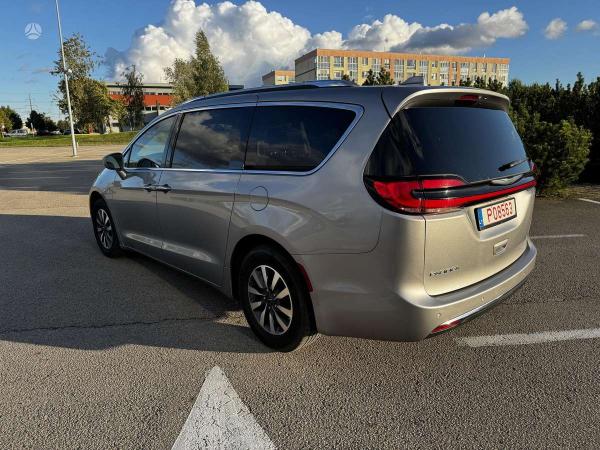 Grey Chrysler Pacifica 2021 in Siauliai, with an engine capacity of 3.61 L and mileage of 163 thousand km for 16900 €, photo 6 on AUTOMOTO.COM.LV