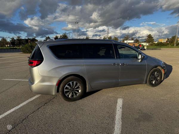 Grey Chrysler Pacifica 2021 in Siauliai, with an engine capacity of 3.61 L and mileage of 163 thousand km for 16900 €, photo 7 on AUTOMOTO.COM.LV