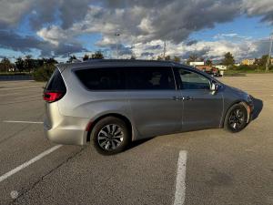 Grey Chrysler Pacifica 2021 in Siauliai, with an engine capacity of 3.61 L and mileage of 163 thousand km for 16900 €, photo 7 on AUTOMOTO.COM.LV