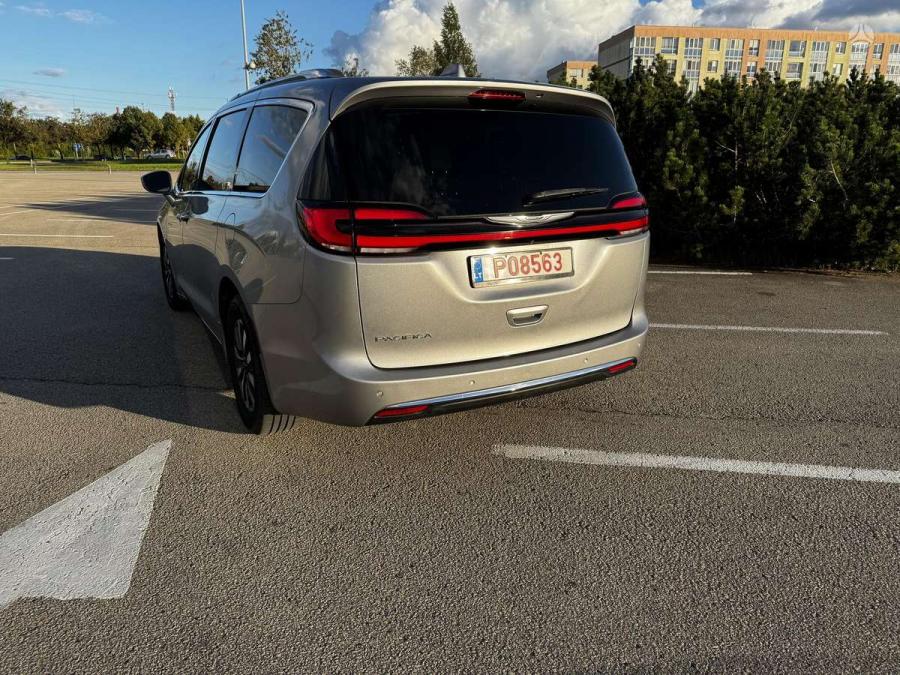 Grey Chrysler Pacifica 2021 in Siauliai, with an engine capacity of 3.61 L and mileage of 163 thousand km for 16900 €, photo 8 on AUTOMOTO.COM.LV