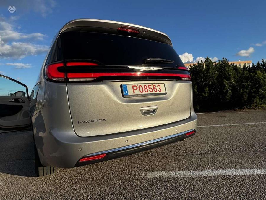 Grey Chrysler Pacifica 2021 in Siauliai, with an engine capacity of 3.61 L and mileage of 163 thousand km for 16900 €, photo 9 on AUTOMOTO.COM.LV