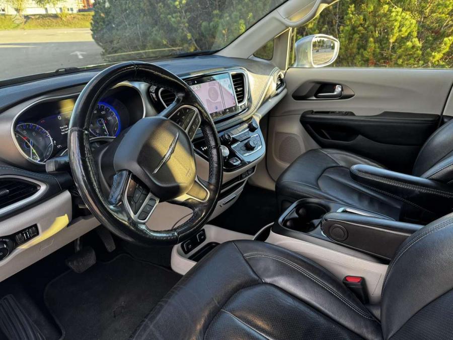 Grey Chrysler Pacifica 2021 in Siauliai, with an engine capacity of 3.61 L and mileage of 163 thousand km for 16900 €, photo 10 on AUTOMOTO.COM.LV