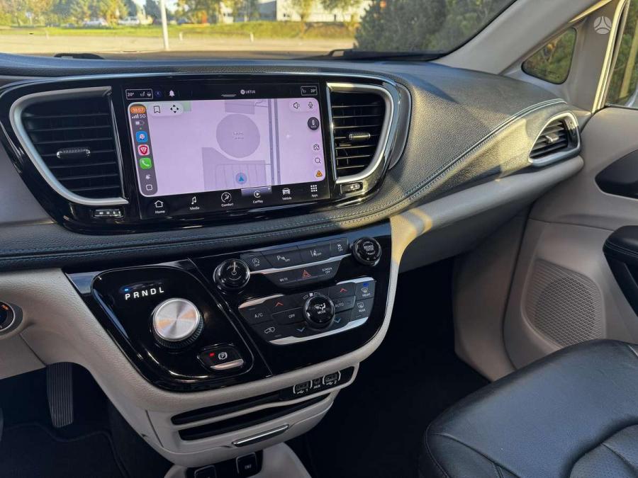 Grey Chrysler Pacifica 2021 in Siauliai, with an engine capacity of 3.61 L and mileage of 163 thousand km for 16900 €, photo 12 on AUTOMOTO.COM.LV