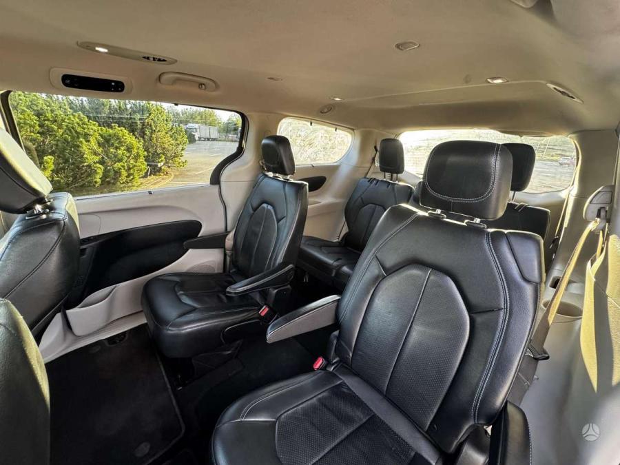 Grey Chrysler Pacifica 2021 in Siauliai, with an engine capacity of 3.61 L and mileage of 163 thousand km for 16900 €, photo 14 on AUTOMOTO.COM.LV