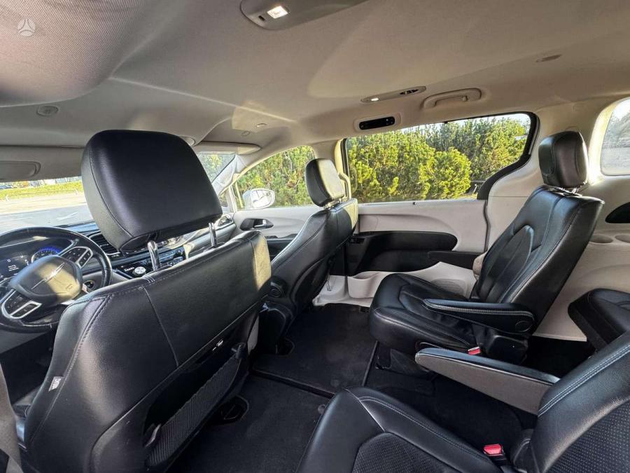 Grey Chrysler Pacifica 2021 in Siauliai, with an engine capacity of 3.61 L and mileage of 163 thousand km for 16900 €, photo 15 on AUTOMOTO.COM.LV