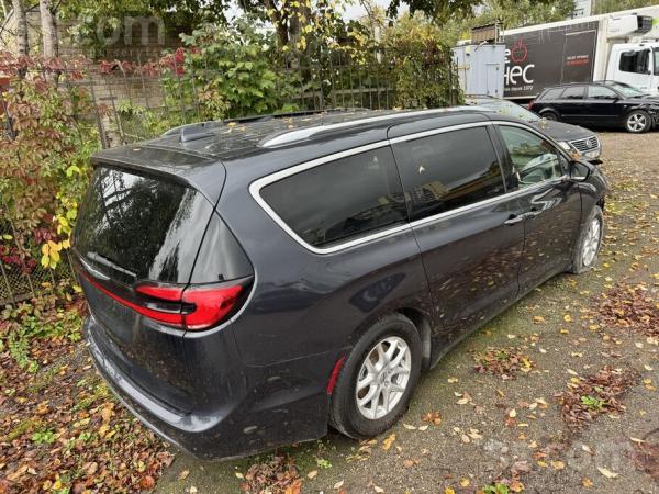 Grey Chrysler Pacifica 2021 in Jelgava, with an engine capacity of 3.60 L and mileage of 111 thousand km for 9300 €, photo 1 on AUTOMOTO.COM.LV