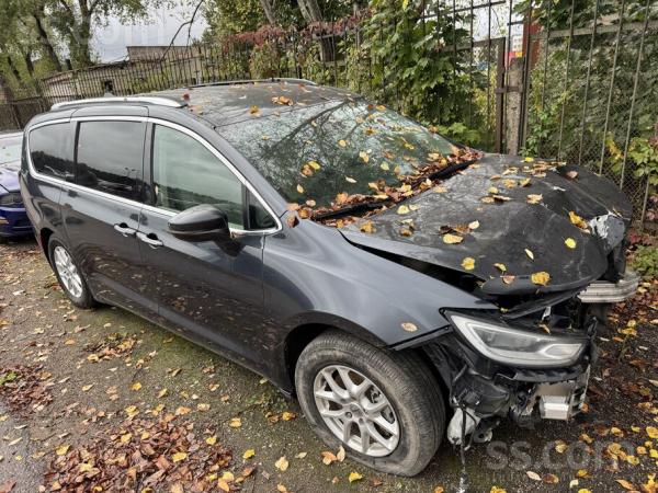 Grey Chrysler Pacifica 2021 in Jelgava, with an engine capacity of 3.60 L and mileage of 111 thousand km for 9300 €, photo 3 on AUTOMOTO.COM.LV