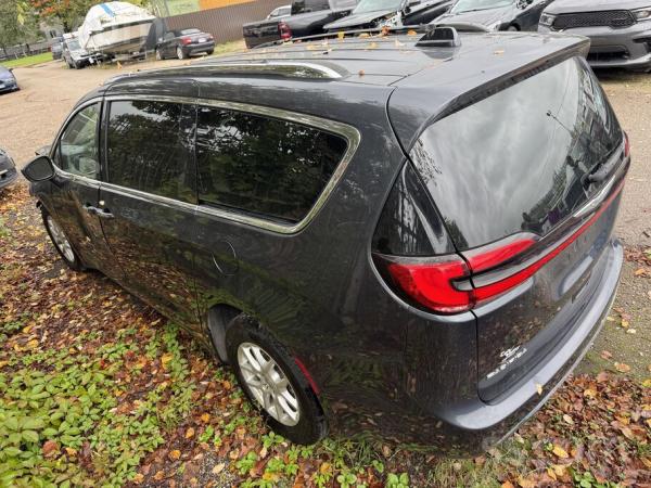 Grey Chrysler Pacifica 2021 in Jelgava, with an engine capacity of 3.60 L and mileage of 111 thousand km for 9300 €, photo 5 on AUTOMOTO.COM.LV