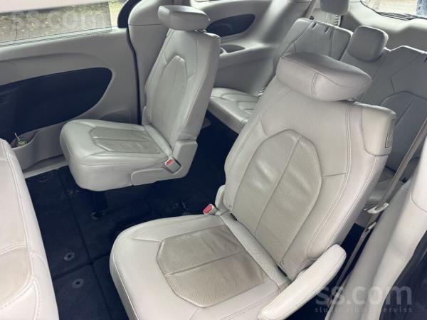 Grey Chrysler Pacifica 2021 in Jelgava, with an engine capacity of 3.60 L and mileage of 111 thousand km for 9300 €, photo 7 on AUTOMOTO.COM.LV