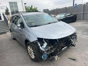 Pelēks Chrysler Pacifica 2021 Ukmergė, ar dzinēja tilpumu 3.61 L un nobraukumu 158 tūkst. km par 9999 €, foto  vietnē AUTOMOTO.COM.LV