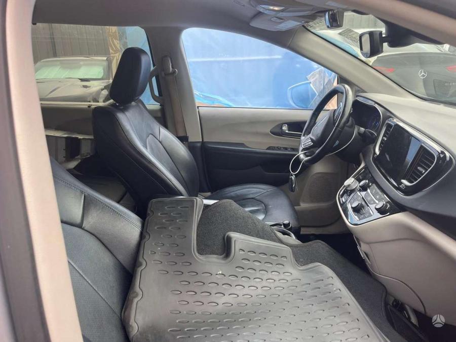 Pelēks Chrysler Pacifica 2021 Ukmergė, ar dzinēja tilpumu 3.61 L un nobraukumu 158 tūkst. km par 9999 €, foto 20 vietnē AUTOMOTO.COM.LV