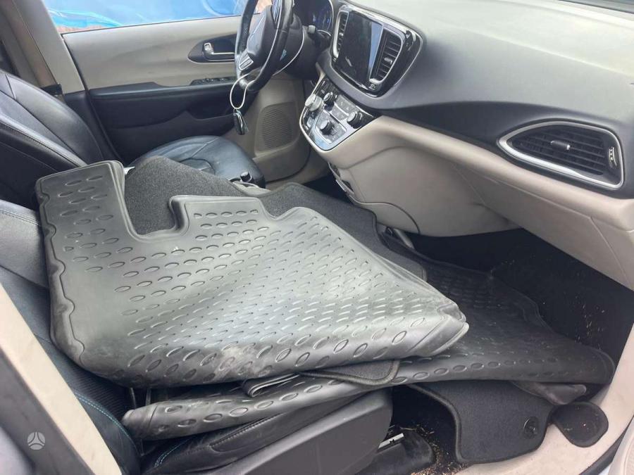 Pelēks Chrysler Pacifica 2021 Ukmergė, ar dzinēja tilpumu 3.61 L un nobraukumu 158 tūkst. km par 9999 €, foto 21 vietnē AUTOMOTO.COM.LV