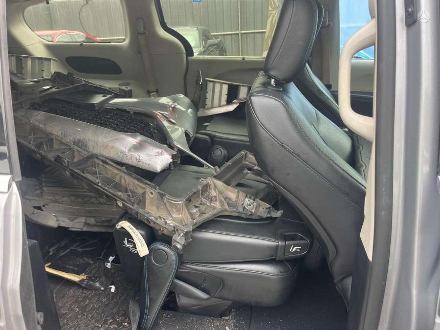 Pelēks Chrysler Pacifica 2021 Ukmergė, ar dzinēja tilpumu 3.61 L un nobraukumu 158 tūkst. km par 9999 €, foto 22 vietnē AUTOMOTO.COM.LV