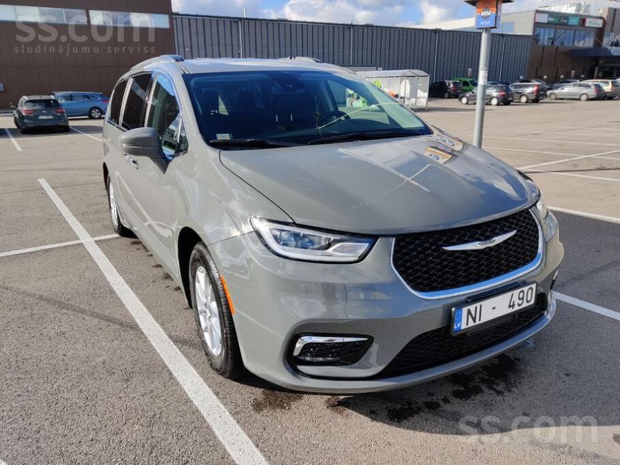 Pelēks Chrysler Pacifica 2022 Rīga, ar dzinēja tilpumu 3.60 L un nobraukumu 32 tūkst. km par 32000 €, foto 2 vietnē AUTOMOTO.COM.LV