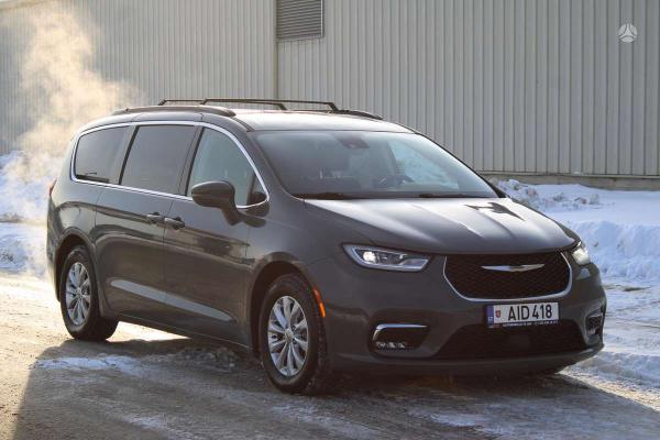 Grey Chrysler Pacifica 2022 in Vilnius, with an engine capacity of 3.61 L and mileage of 132 thousand km for 24400 €, photo 1 on AUTOMOTO.COM.LV
