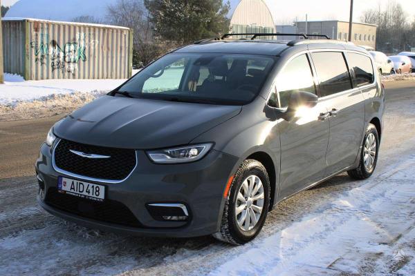 Grey Chrysler Pacifica 2022 in Vilnius, with an engine capacity of 3.61 L and mileage of 132 thousand km for 24400 €, photo 3 on AUTOMOTO.COM.LV